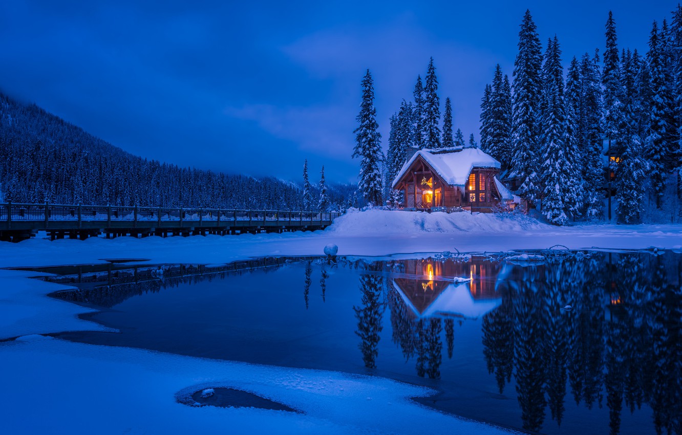 2022 Winter Oasis: Inspiring Roundup of Dreamy Winter Lake Homes