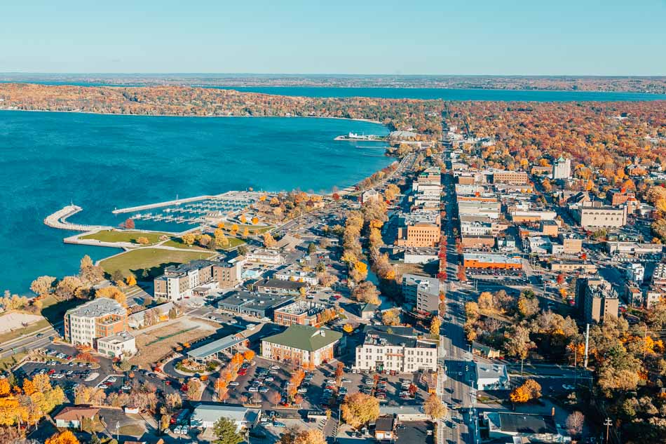 Best Vacation Destinations: 5 Lake Towns for Shopaholics